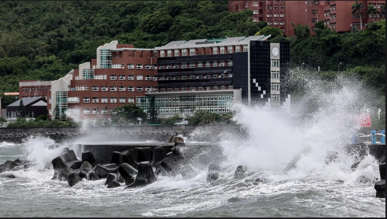 Typhoon Podul: ১৯১ কিমি প্রতি ঘণ্টা হাওয়ার বেগ নিয়ে ক্রমশই ভয়ংকর ...