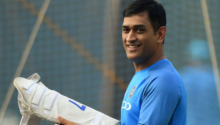 আর মাত্র এক রান, 'মাউন্ট ১০-কে' জয়ের মুখে দাঁড়িয়ে ধোনি | News in Bengali