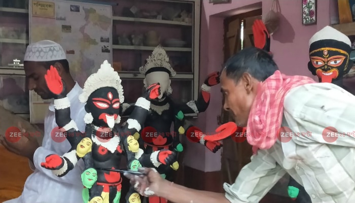 এটাই বাংলা! বৃষ্টিতে প্রতিমা তৈরির জন্য নিজের বাড়ির বারান্দা ছাড়ল ...