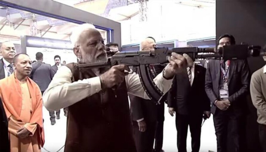 PM Narendra Modi Shoot Assault Rifle। ভিডিয়ো: অ্যাসল্ট রাইফেল নিয়ে ...