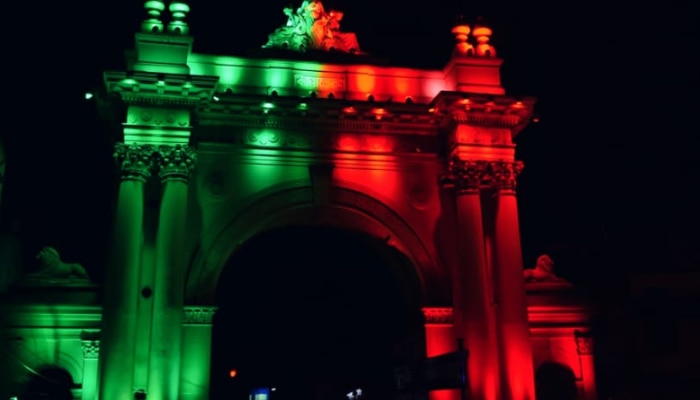 বর্ধমানের কার্জন গেটেও সবুজ-মেরুন রঙের ছোঁয়া। The Curzon Gate ...