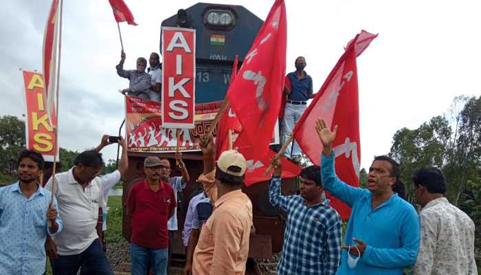 Rail Block: লখিমপুর খেরির কৃষক হত্যার প্রতিবাদে জেলায় জেলায় রেল অবরোধ ...