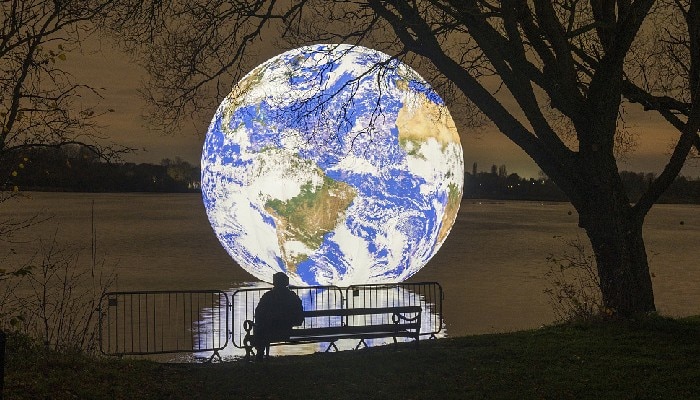 Floating Earth: জলে ভাসছে পৃথিবী! সাধারণের সচেতনতার জন্য এক শিল্পীর ...