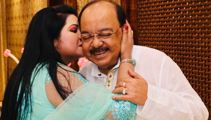 Sovan Chatterjee, Baisakhi Banerjee: চির শোভন ৫৯, প্রিয় বন্ধুকে উষ্ণ চুম্বন বৈশাখীর / Sovan ...