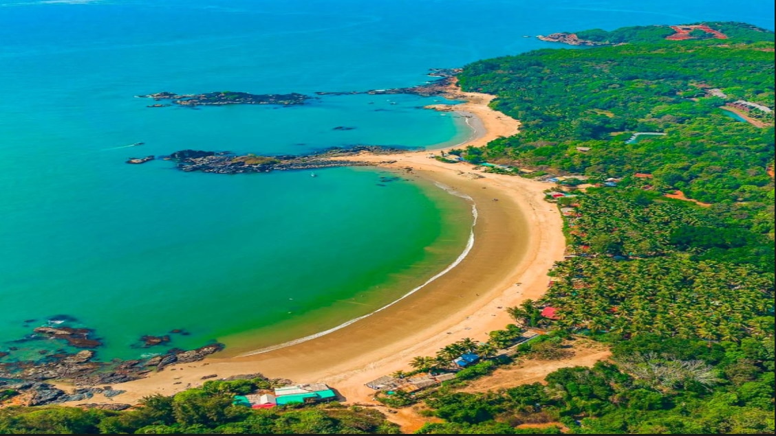 Om Shaped Beach: 'ওম' সৈকতে গেলেই খুলবে ভাগ্য! স্বর্ণালি বালির অলৌকিক এই বেলাভূমি ছুঁতে প্রতিদিন ...