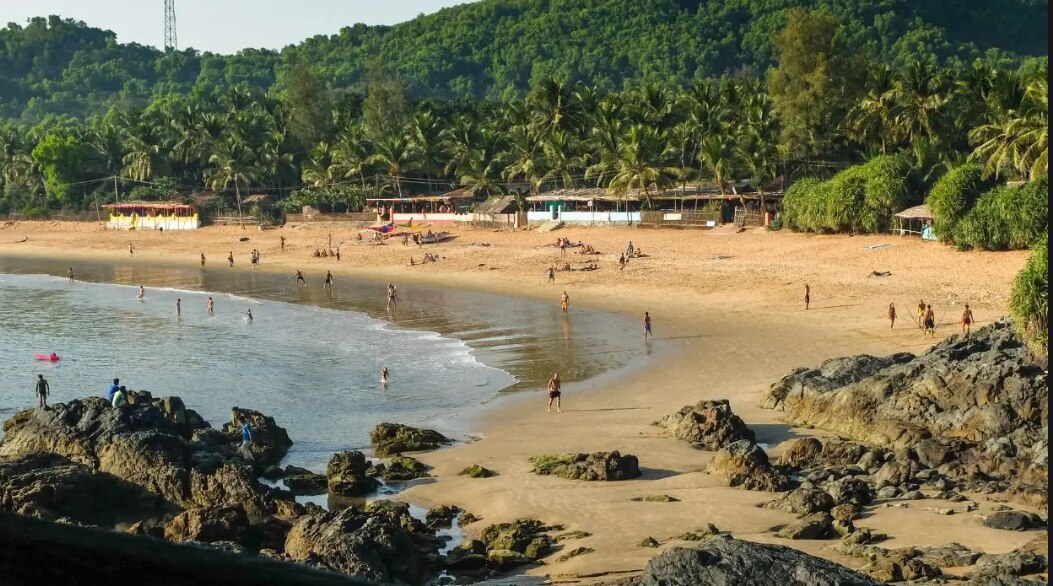 Om Shaped Beach: 'ওম' সৈকতে গেলেই খুলবে ভাগ্য! স্বর্ণালি বালির অলৌকিক এই বেলাভূমি ছুঁতে প্রতিদিন ...