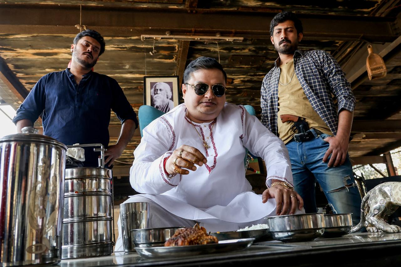 Killbill Society: সৃজিতের জন্য ন্যাড়া হলেন পরম, উদাস কৌশানী... | First look of Parambrata ...