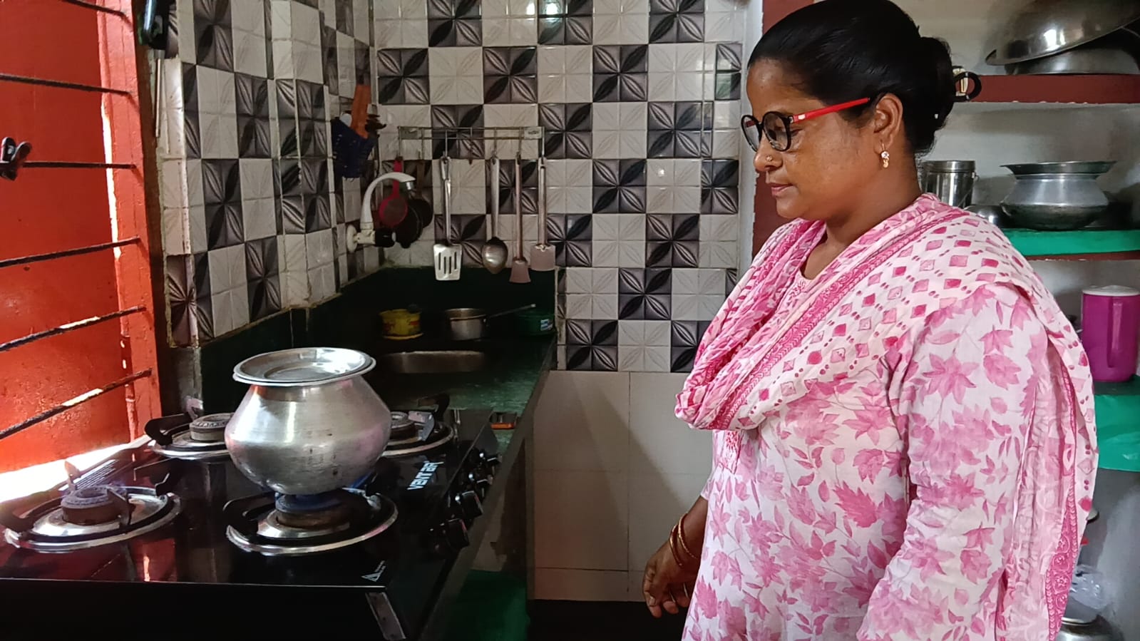 Cooking Gas: রান্নার গ্যাসে এবার দারুণ সুবিধা! চড়া দামে আর কিনতে হবে ...