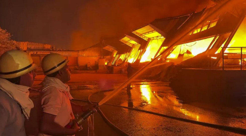 China restaurant fire: দাউ দাউ করে জ্বলছে গোটা রেস্তোরাঁ, সর্বগ্রাসী ...