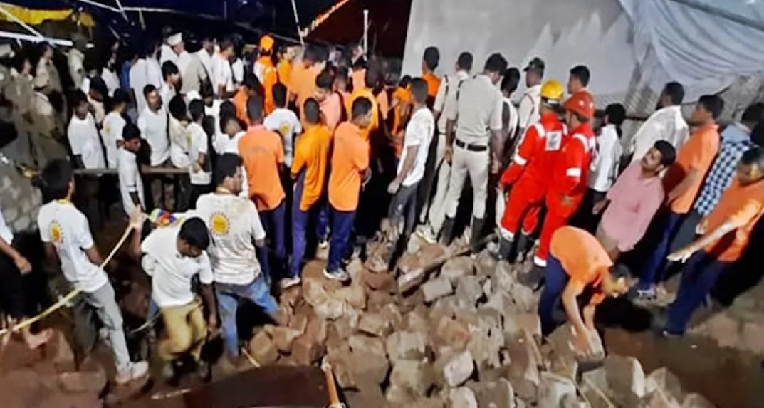 Visakhapatnam Temple wall collapse: রুষ্ট দেবতা! চন্দনোৎসবের মধ্যেই মারাত্মক বিপর্যয়! মন্দিরের ...