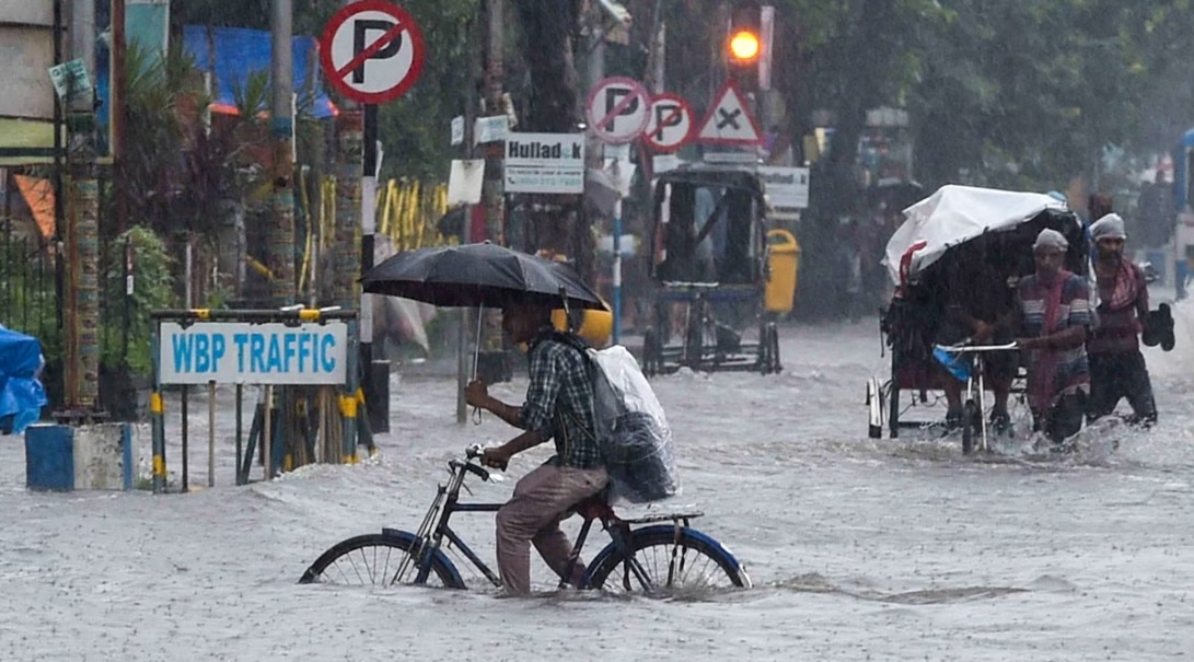 Kolkata Weather: কলকাতায় কবে ঢুকছে বর্ষা? ৮ জেলায় ভারী বৃষ্টির ...