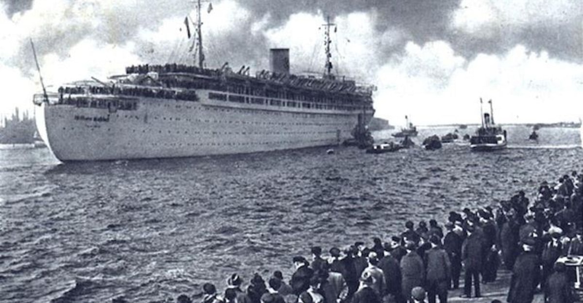 Biggest ship accident: ৯ হাজারেরও বেশি মানুষের মৃত্যু! টাইটানিক নয় ...