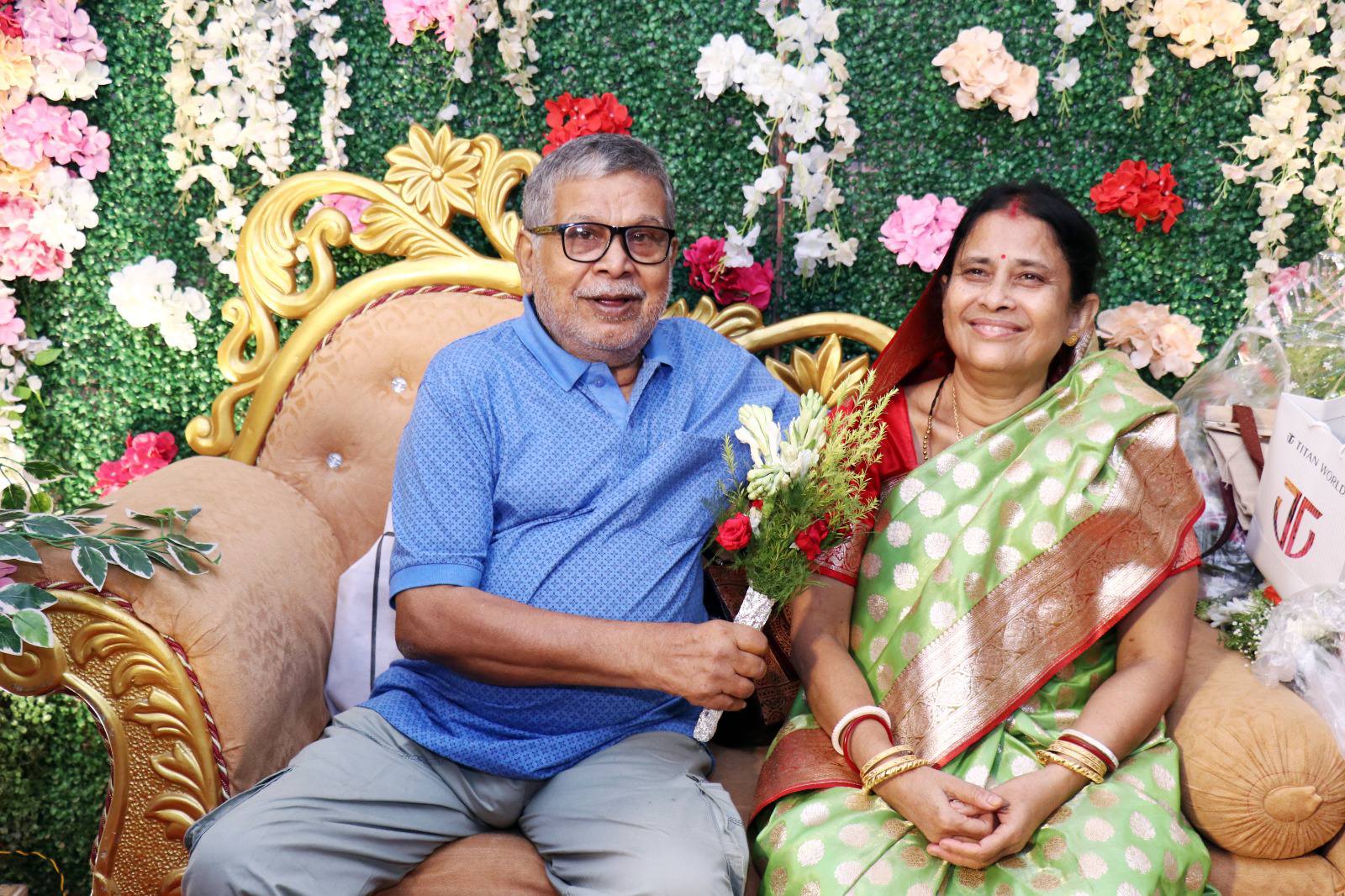 Real Life Mrs Chatterjee Sagarika Chakraborty marriage: ২ সন্তানের হাত ...