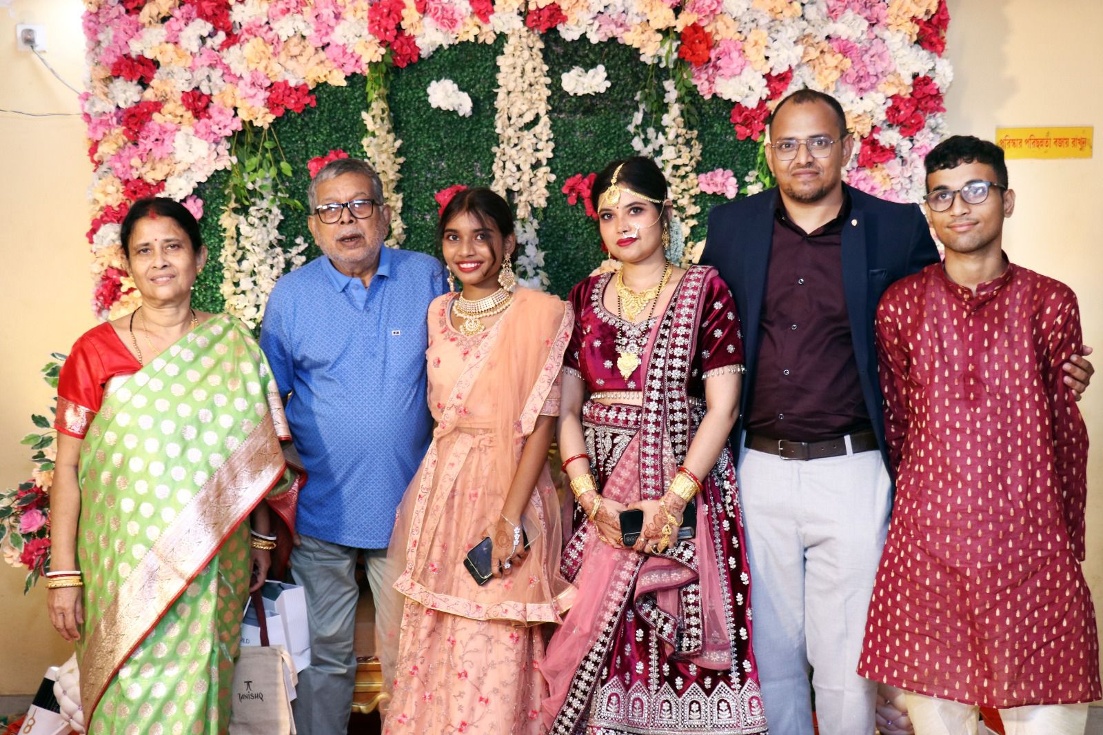 Real Life Mrs Chatterjee Sagarika Chakraborty marriage: ২ সন্তানের হাত ...