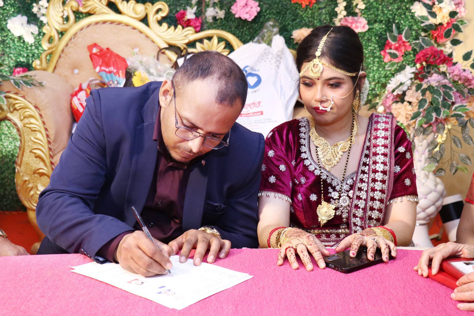 Real Life Mrs Chatterjee Sagarika Chakraborty marriage: ২ সন্তানের হাত ...