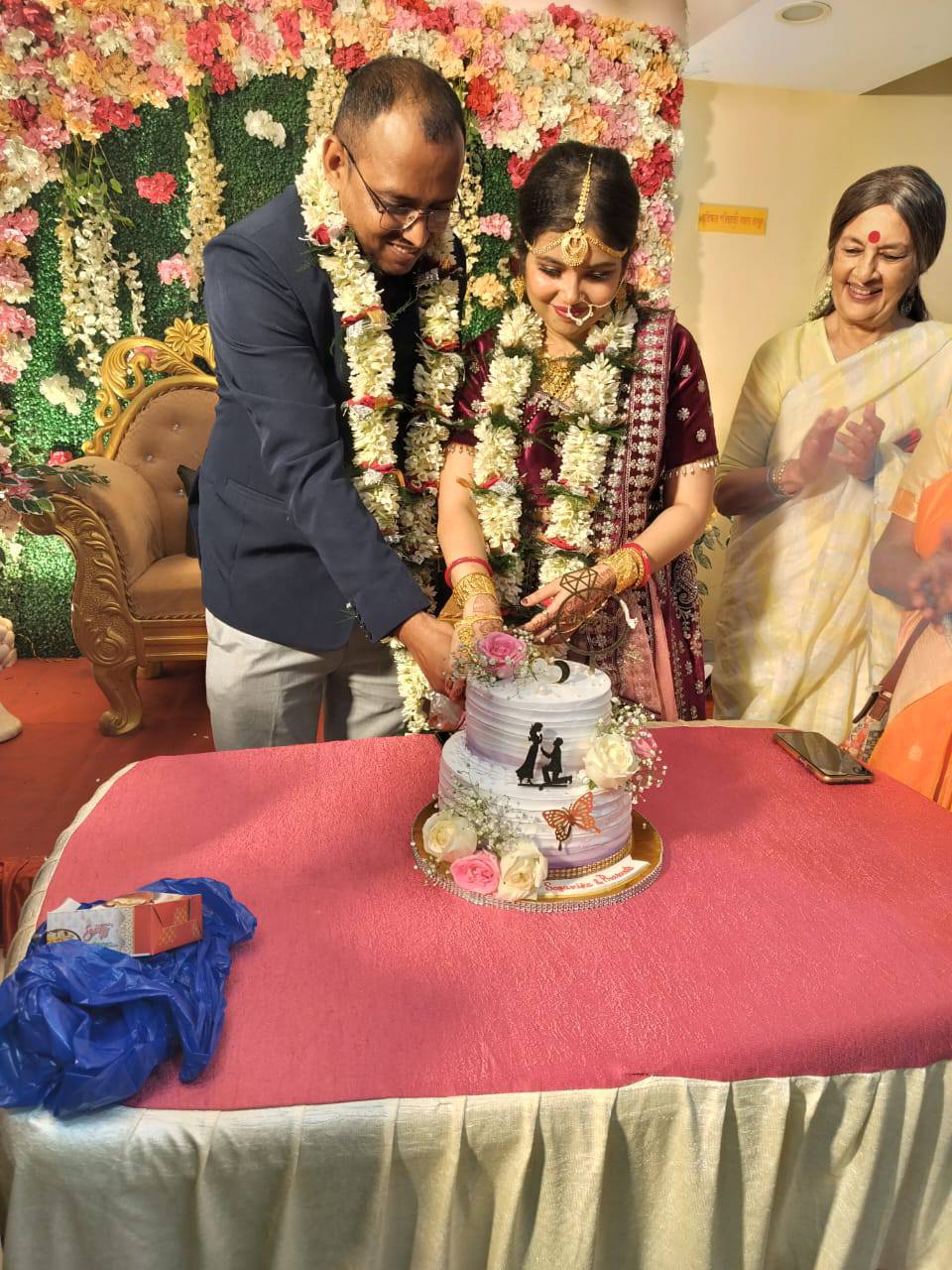 Real Life Mrs Chatterjee Sagarika Chakraborty marriage: ২ সন্তানের হাত ...