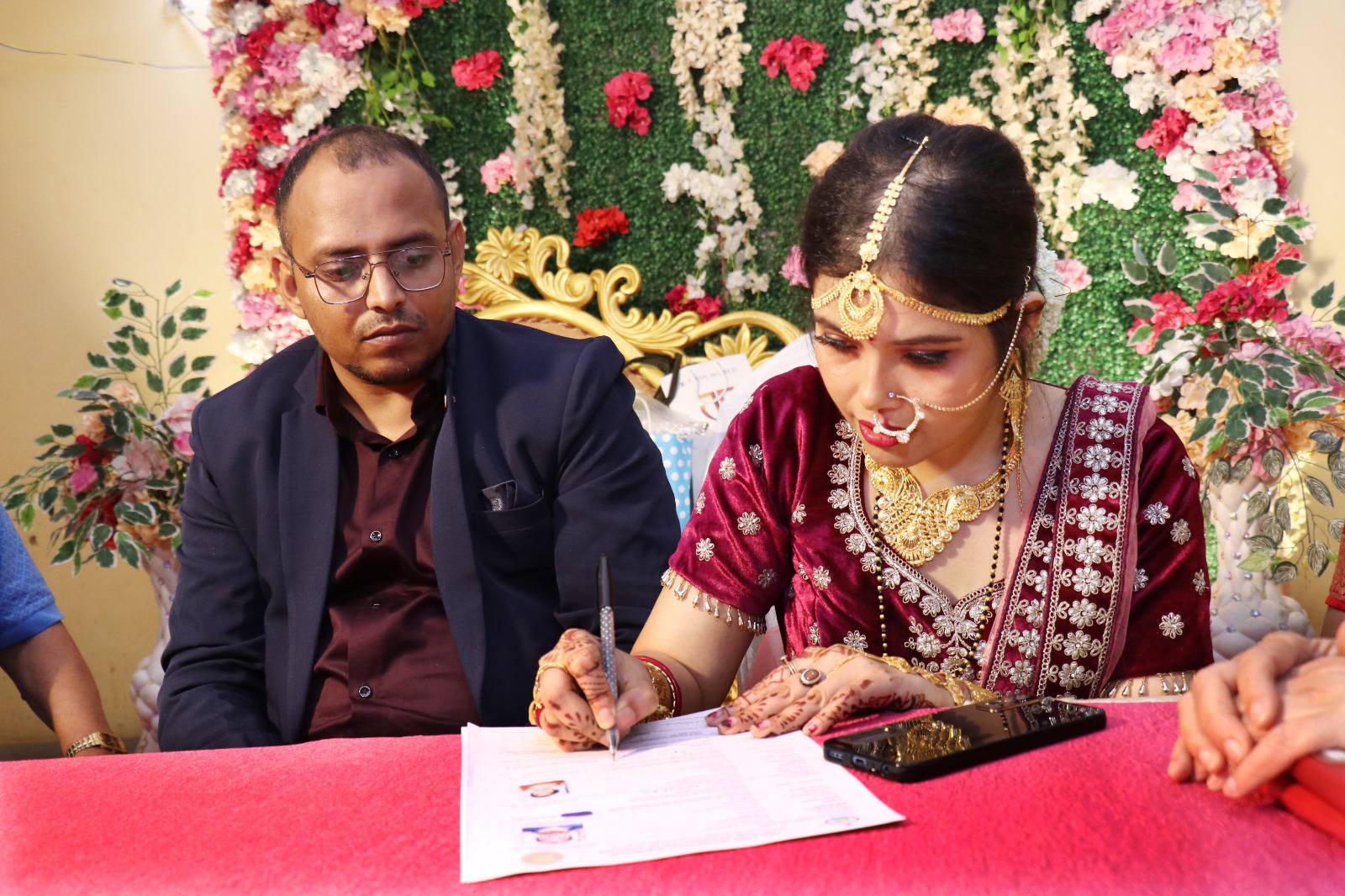 Real Life Mrs Chatterjee Sagarika Chakraborty marriage: ২ সন্তানের হাত ...