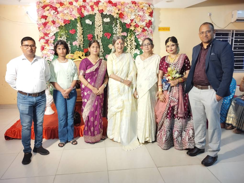 Real Life Mrs Chatterjee Sagarika Chakraborty marriage: ২ সন্তানের হাত ...