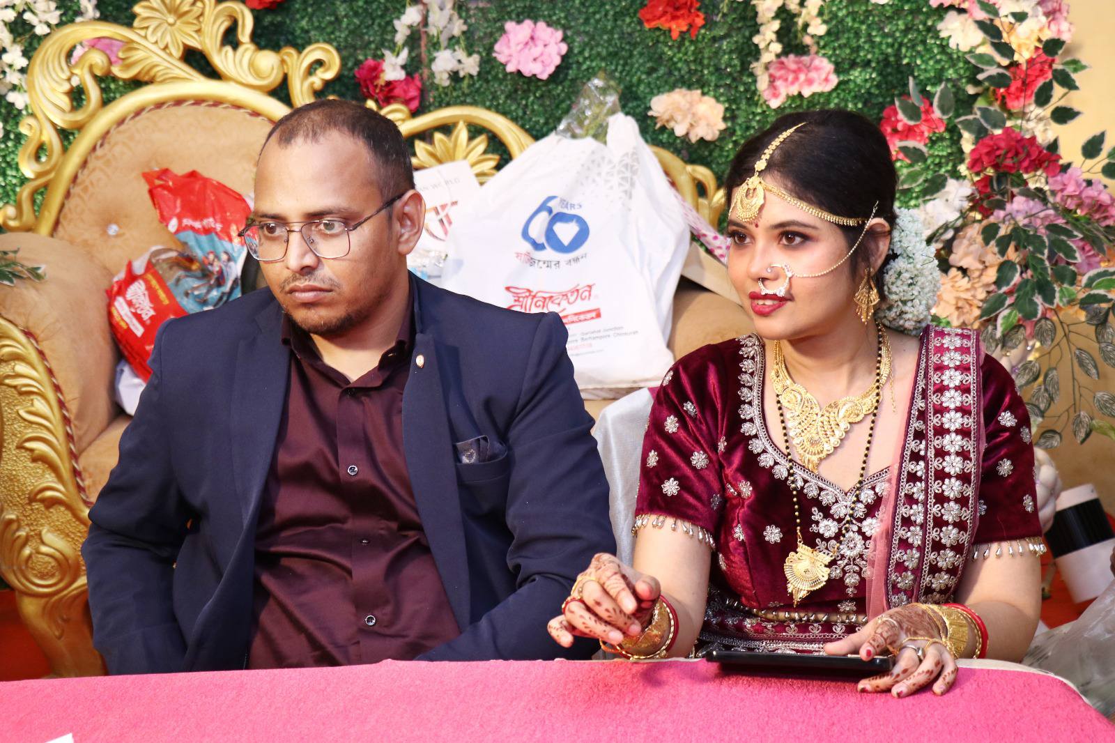 Real Life Mrs Chatterjee Sagarika Chakraborty marriage: ২ সন্তানের হাত ...