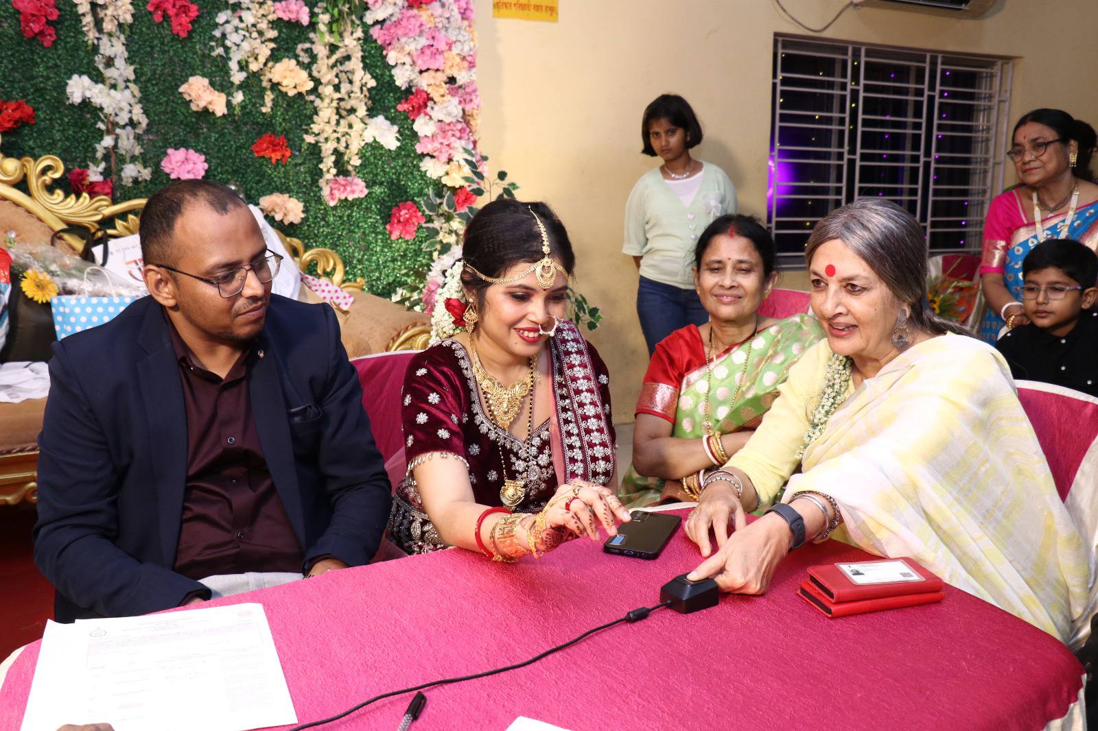 Real Life Mrs Chatterjee Sagarika Chakraborty marriage: ২ সন্তানের হাত ...