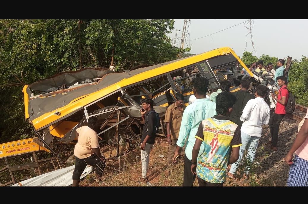 Train Accident: চলন্ত ট্রেনের ধাক্কায় ছিটকে গেল স্কুল ভ্যান! ভয়ংকর ...