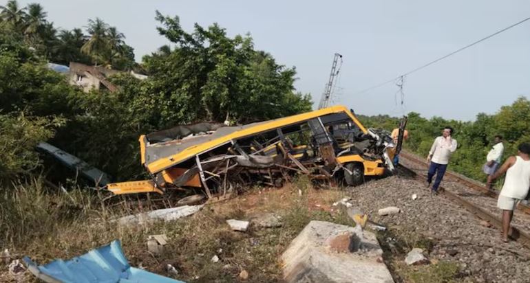 Train Accident: চলন্ত ট্রেনের ধাক্কায় ছিটকে গেল স্কুল ভ্যান! ভয়ংকর ...