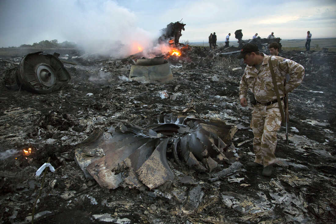 Russia shot down flight MH17: আকাশেই 'জীবন্তদগ্ধ' মৃত ২৯৮! মিসাইল ...