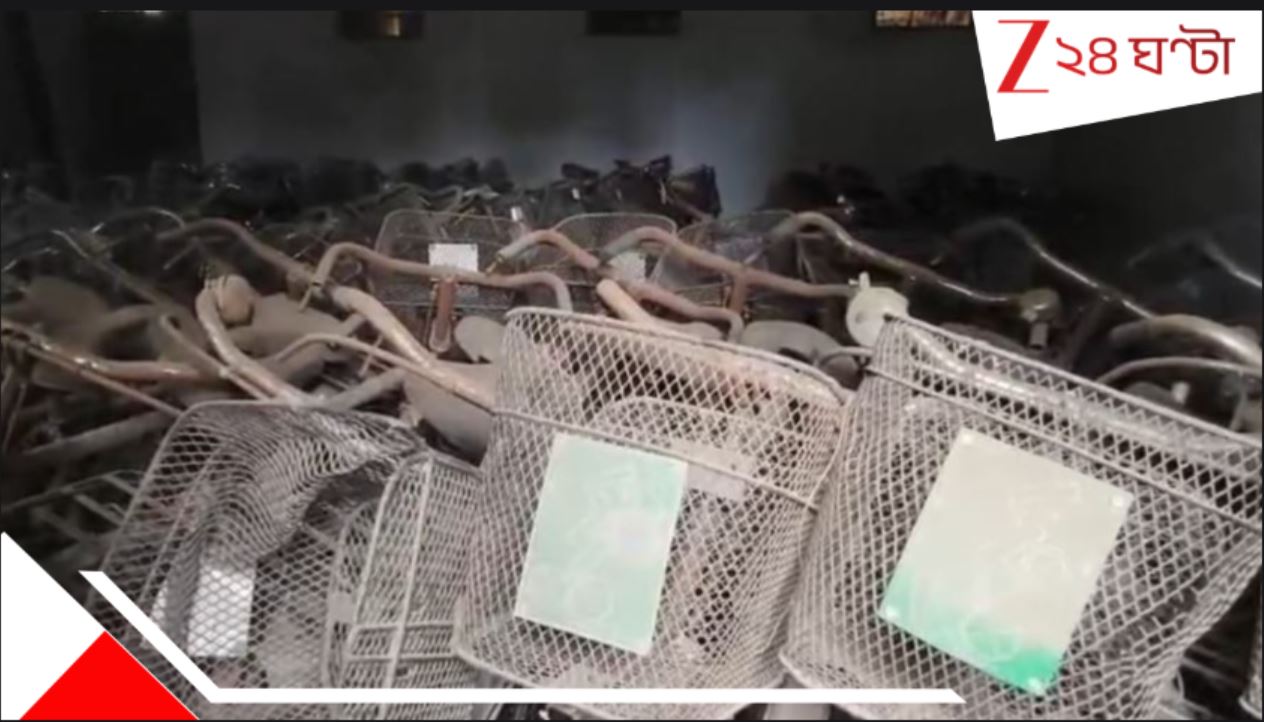 Sabuj Sathi Cycle: সবুজসাথীর সাইকেলে ধূসর ধুলোর আস্তরণ, 'জনগণের টাকা ...