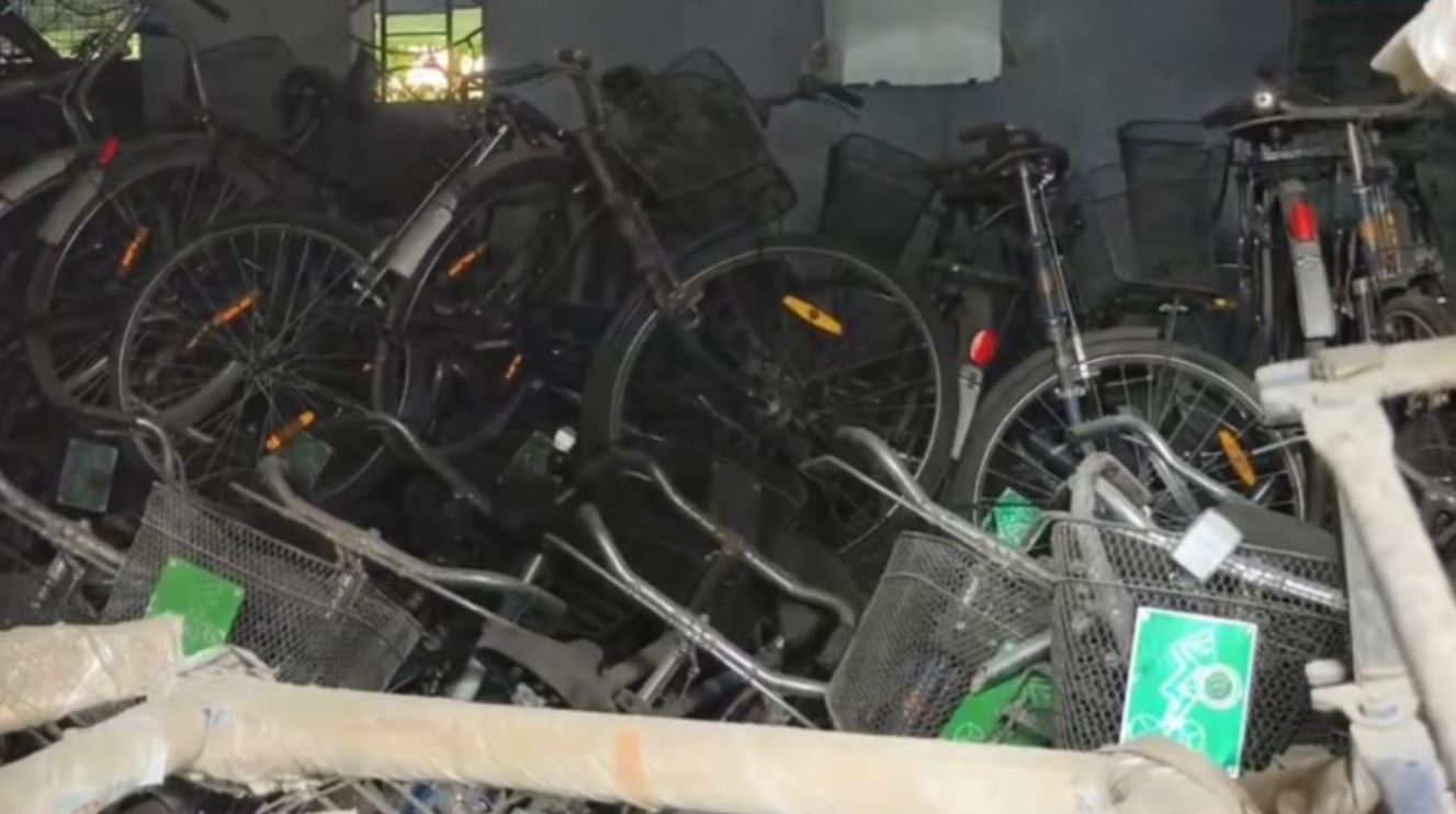 Sabuj Sathi Cycle: সবুজসাথীর সাইকেলে ধূসর ধুলোর আস্তরণ, 'জনগণের টাকা ...