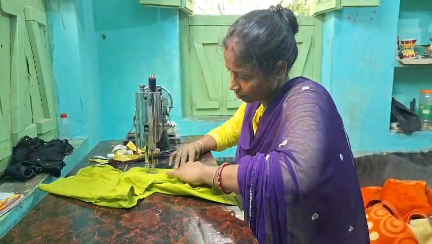 Katwa: বেচেছেন শেষ সম্বল সোনার কানের! রোজ ক্ষুধার্তের মুখে তুলে দেন গরম ...