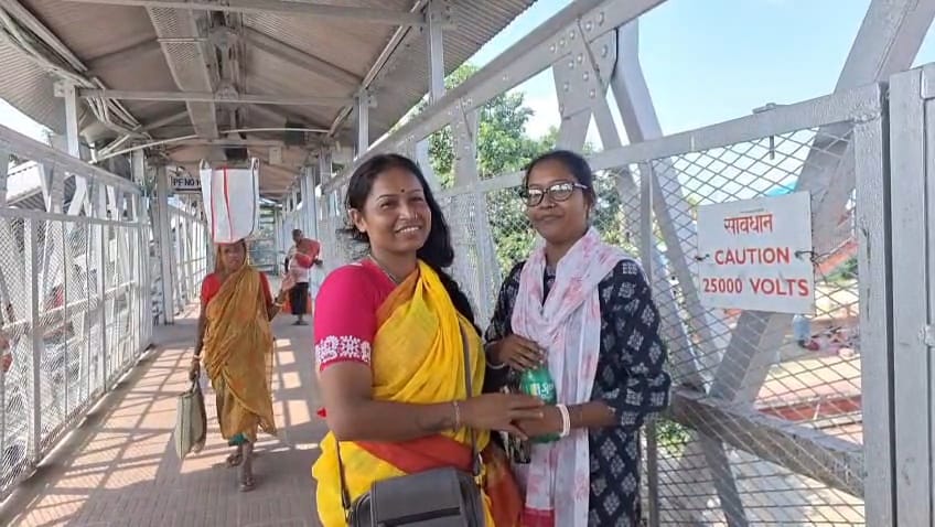 Katwa: বেচেছেন শেষ সম্বল সোনার কানের! রোজ ক্ষুধার্তের মুখে তুলে দেন গরম ...