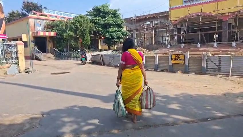 Katwa: বেচেছেন শেষ সম্বল সোনার কানের! রোজ ক্ষুধার্তের মুখে তুলে দেন গরম ...