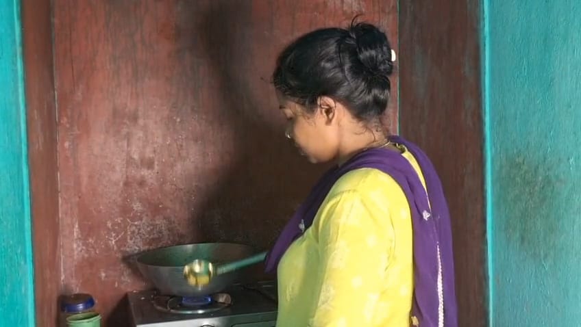 Katwa: বেচেছেন শেষ সম্বল সোনার কানের! রোজ ক্ষুধার্তের মুখে তুলে দেন গরম ...