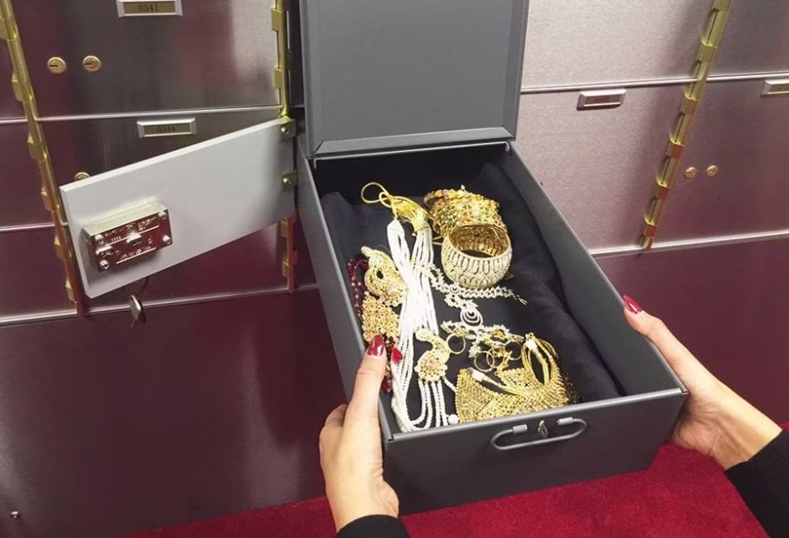 Bank Locker: গয়না ও মূল্যবান জিনিসশুদ্ধু আপনার লকার 'সিল' করে দেবে ...