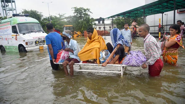 Heavy rain: টানা ৪৮ ঘণ্টা ধরে প্রবল বৃষ্টি! ভয়ংকর দুর্যোগে মৃত ১০ ...