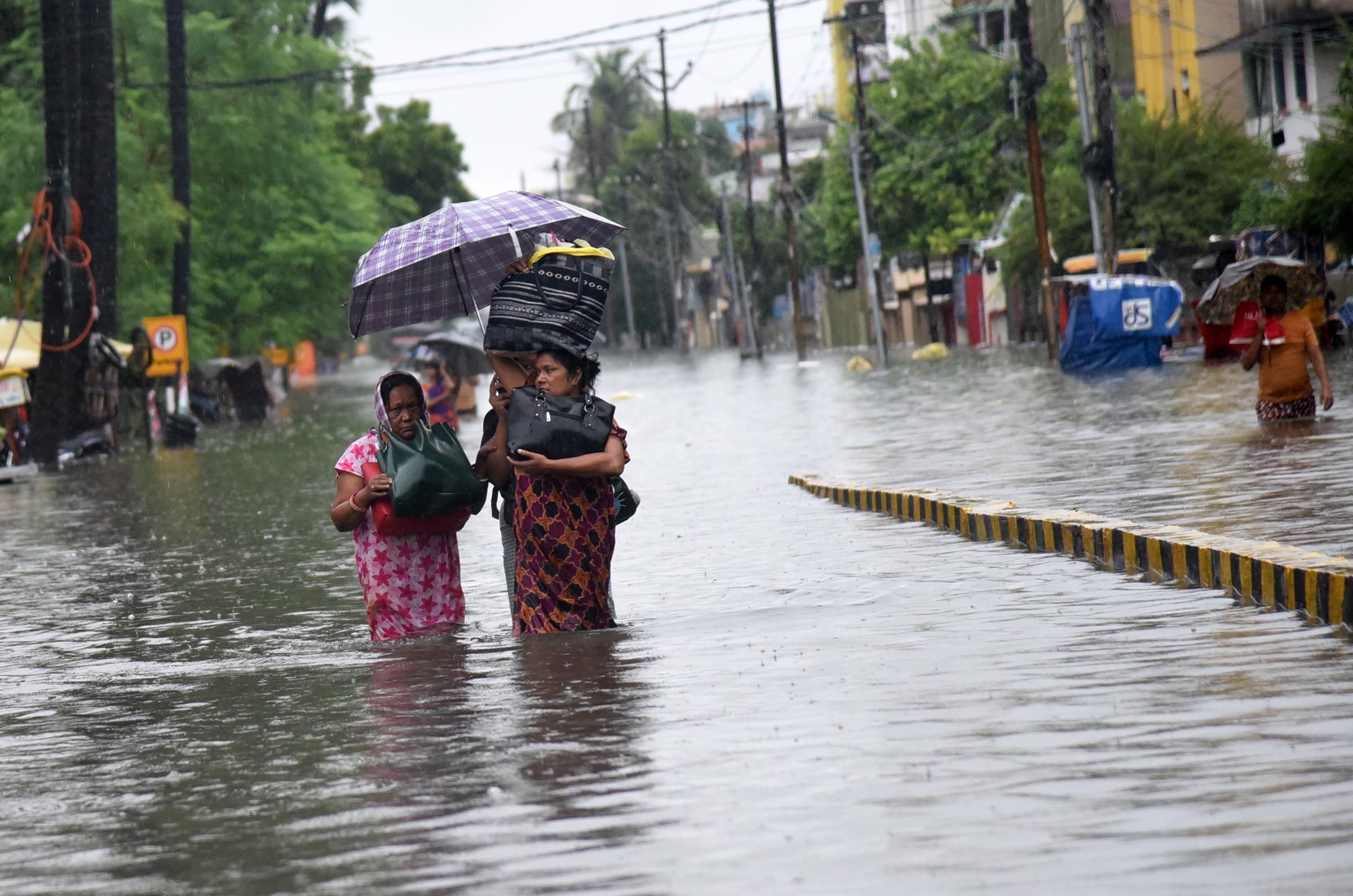 Heavy rain: টানা ৪৮ ঘণ্টা ধরে প্রবল বৃষ্টি! ভয়ংকর দুর্যোগে মৃত ১০ ...