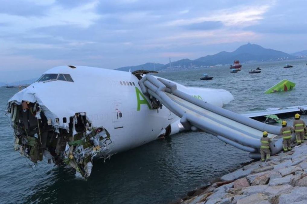 Plane Accident: ভয়ংকর! ল্যান্ডিংয়ের সময় রানওয়ে থেকে প্লেন ছিটকে ...