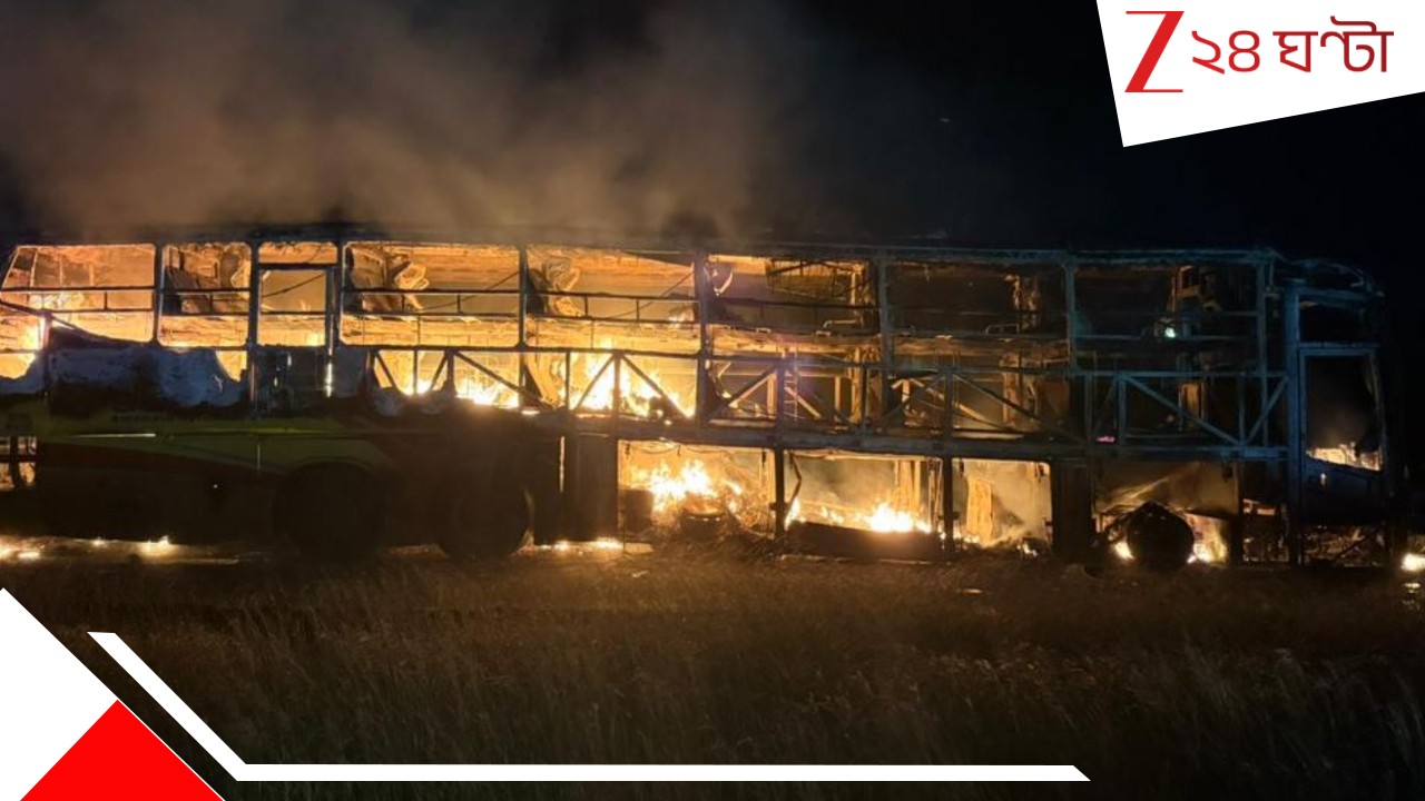 Terrible Bus Fire: বাইকের সঙ্গে সংঘর্ষ! মুহূর্তের মধ্যে দাউদাউ করে ...