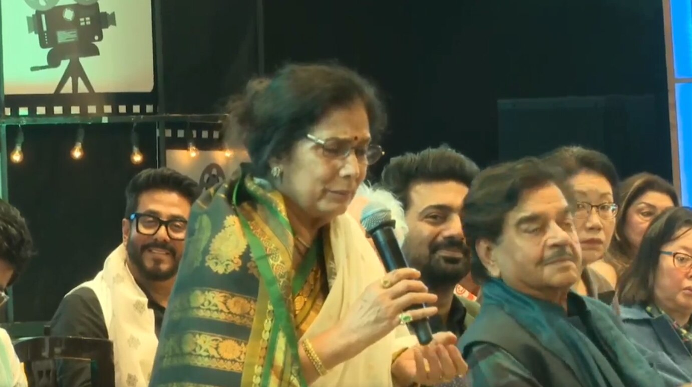 'ওর মতো কেউ ভাবেনি...', মুখ্যমন্ত্রীর হাত থেকে বঙ্গবিভূষণ নিয়ে কেঁদে ...