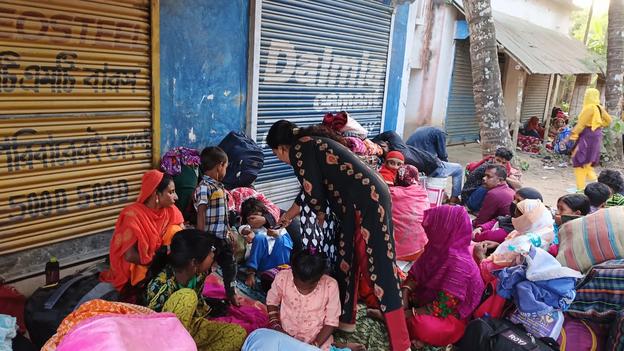 SIR in Bengal: SIR-এর ভয়ে বাচ্চা কোলে, 'সংসার' মাথায় ভারত থেকে ...