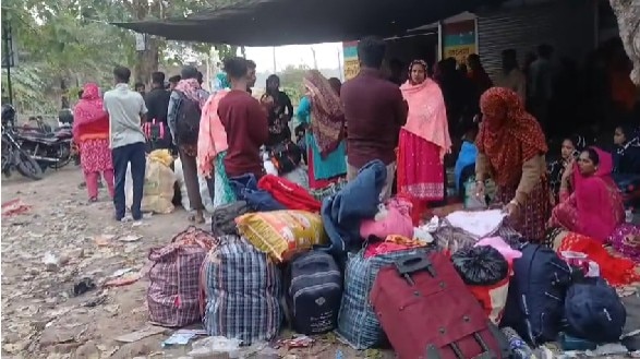 SIR in Bengal: SIR-এর ভয়ে বাচ্চা কোলে, 'সংসার' মাথায় ভারত থেকে ...