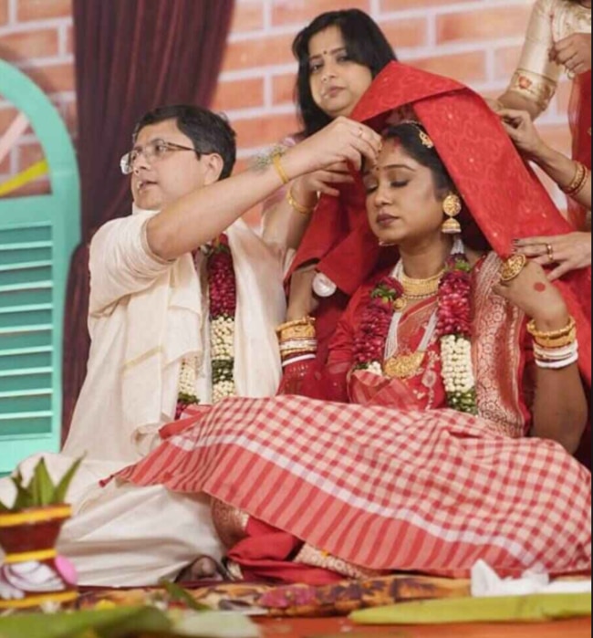 সাবেকি সাজে সাত পাকে বাঁধা পড়লেন অন্তরা মিত্র, রইল বিয়ের ছবি...| Popular Singer Antara Mitra ...