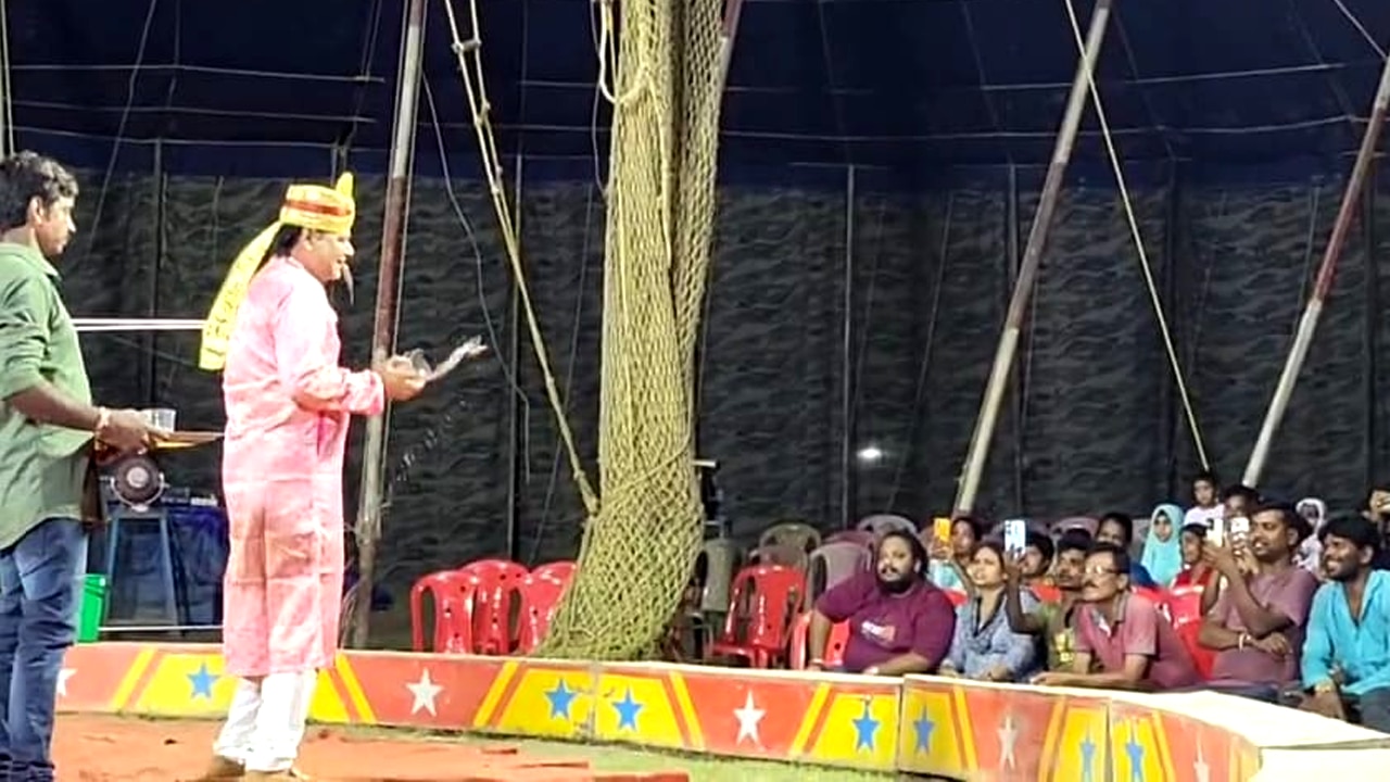 Chuchura Circus: তিনটে জ্যান্ত শিঙিমাছ গিলে বের করে দিচ্ছেন, তাসখন্দেও ...