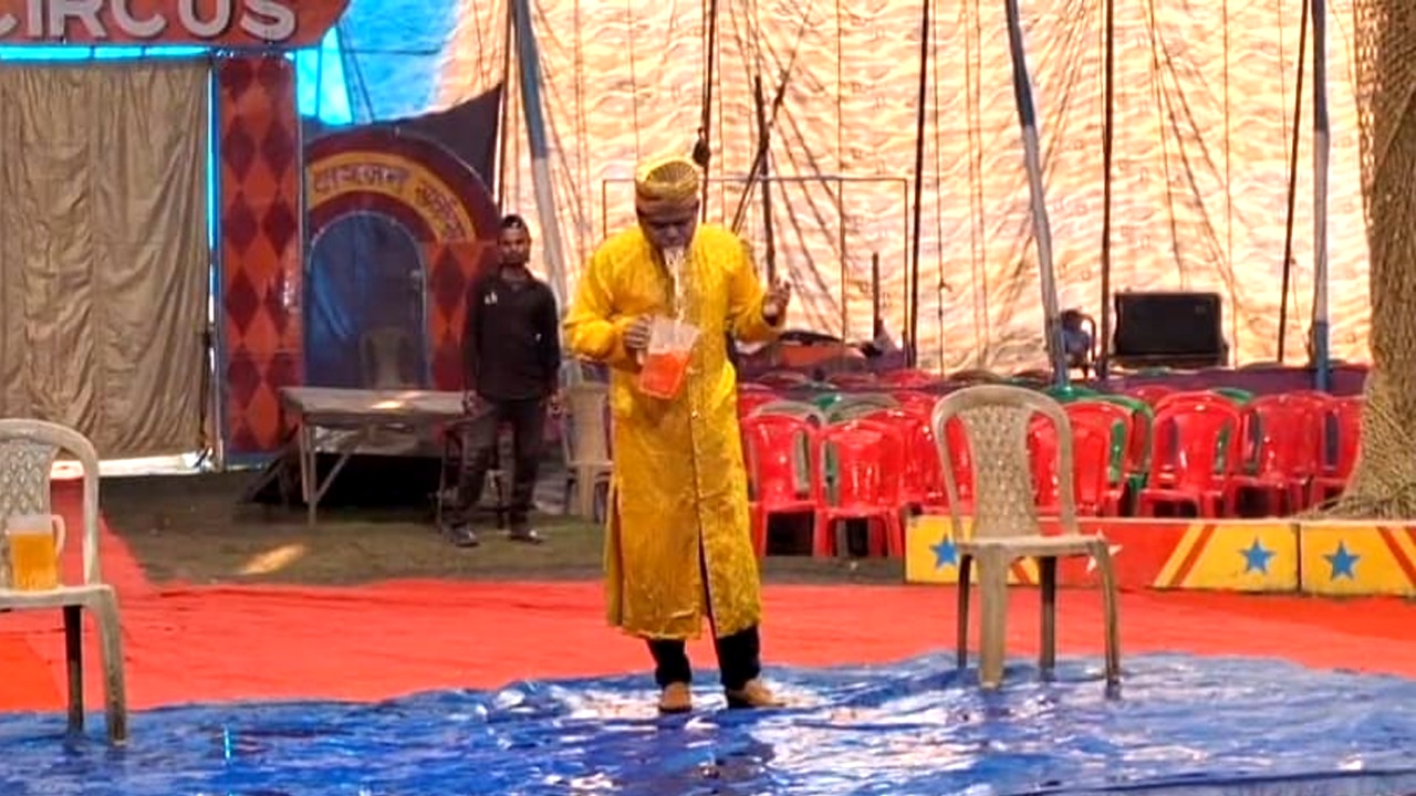 Chuchura Circus: তিনটে জ্যান্ত শিঙিমাছ গিলে বের করে দিচ্ছেন, তাসখন্দেও ...