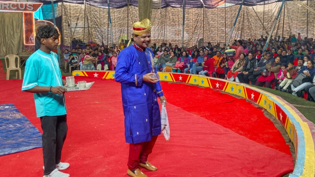 Chuchura Circus: তিনটে জ্যান্ত শিঙিমাছ গিলে বের করে দিচ্ছেন, তাসখন্দেও ...