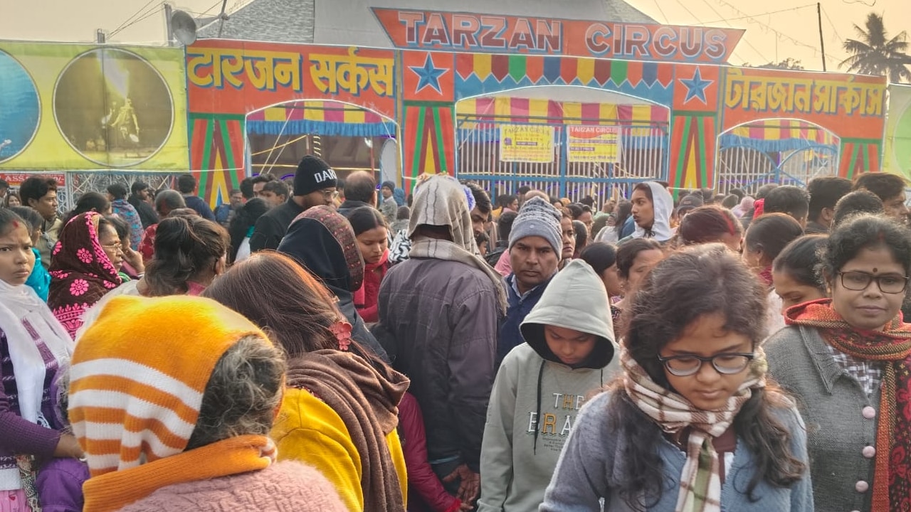 Chuchura Circus: তিনটে জ্যান্ত শিঙিমাছ গিলে বের করে দিচ্ছেন, তাসখন্দেও ...