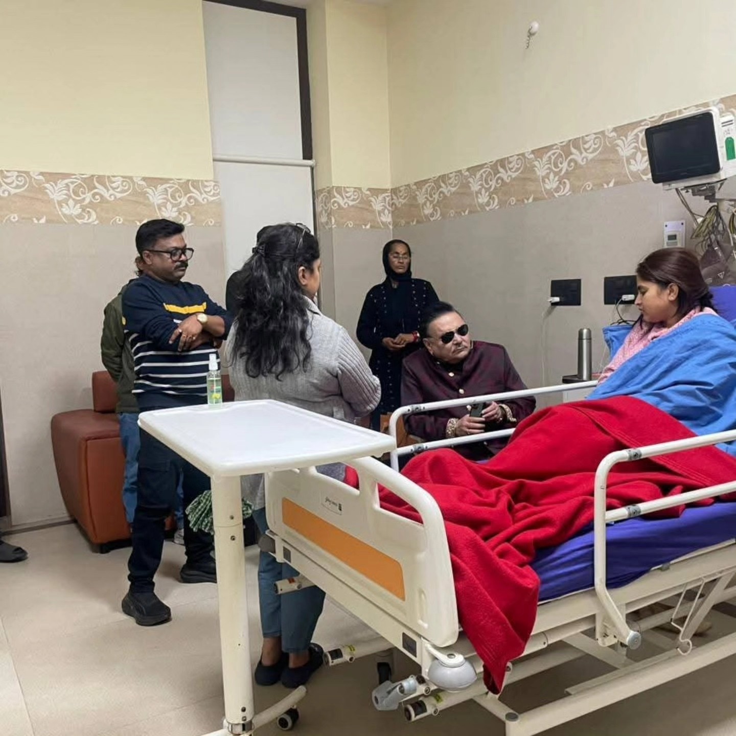 'বিপদে পড়ে রাত ৩টের সময় ফোন করে দেবলীনা', গায়িকাকে দেখতে হাসপাতালে ...