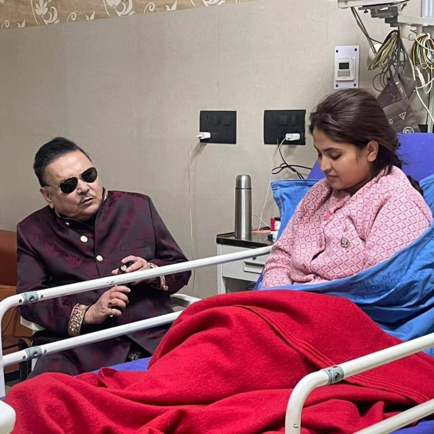 'বিপদে পড়ে রাত ৩টের সময় ফোন করে দেবলীনা', গায়িকাকে দেখতে হাসপাতালে ...