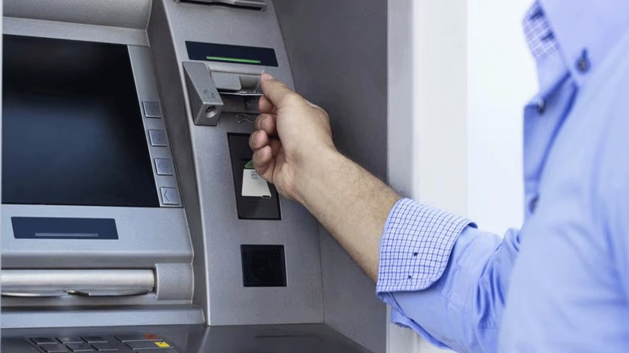 SBI ATM Fee Hike: আপনার SBI-তে অ্যাকাউন্ট? ATM-এ ঢোকার আগে এখনই জানুন ...