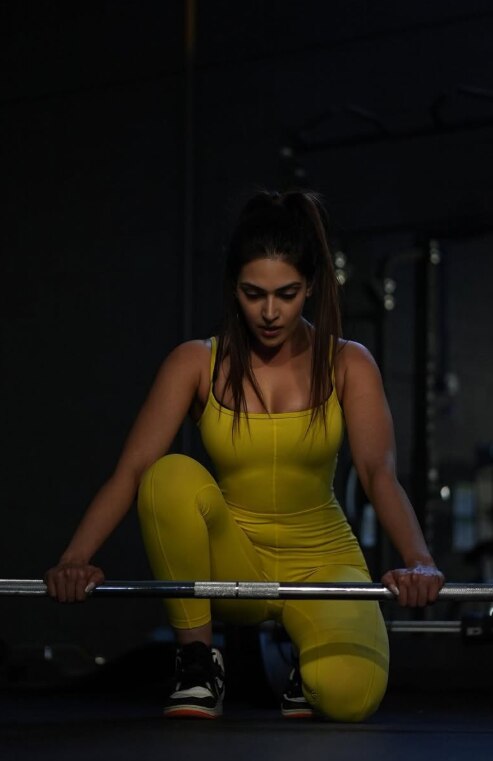 WPL 2026 Mystery Anchor: মেয়েদের আইপিএলে কে এই সুন্দরী রহস্যময়ী ...